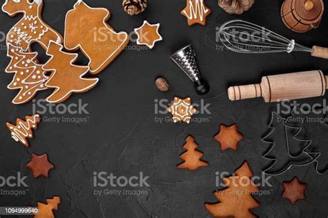 크리스마스 수 제 진저 쿠키 향신료와 어두운 배경에 텍스트 복사 공간에 절단 보드 보기 가기 새 해와 크리스마스 엽서 0명에 대한 스톡 사진 및 기타 이미지 Istock