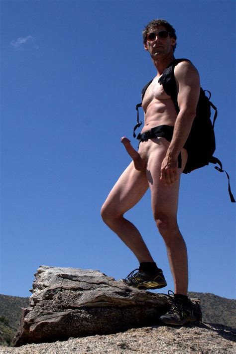 Foto De Nude Male Hiking In Desert With Erection And Backpack Full Of