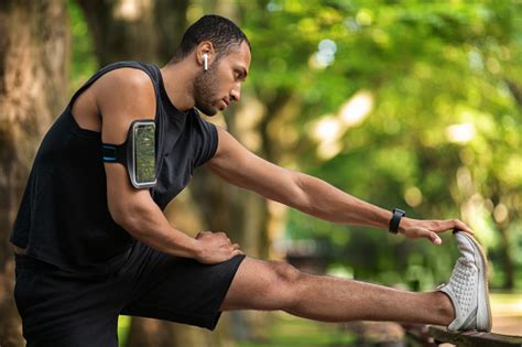 야외에서 운동하는 아프리카계 미국인 스포츠맨 몸을 스트레칭 인이어 이어폰에 대한 스톡 사진 및 기타 이미지 인이어 이어폰