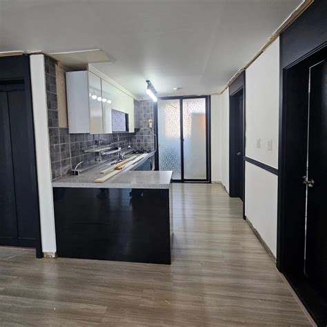 달빛스케치인테리어필름중부지방권🇰🇷 📌 낡은 문을 새롭게 라인도어 인테리어필름 시공 문 하나 바꿨을 뿐인데 분위기가 확 달라졌어요 🏡🎨 페인트칠 No 새 문