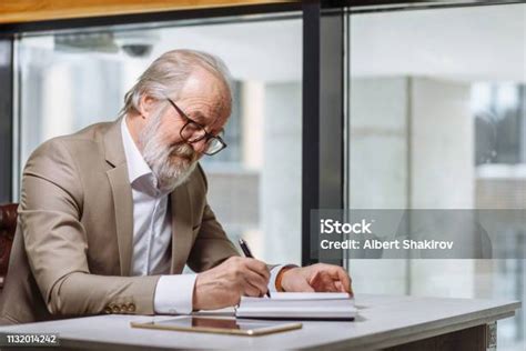 노트북에 멀리 오래 된 사무실 노동자의 측면 보기 이미지를 닫습니다 경영자에 대한 스톡 사진 및 기타 이미지 경영자 기업 비즈니스 남자 Istock