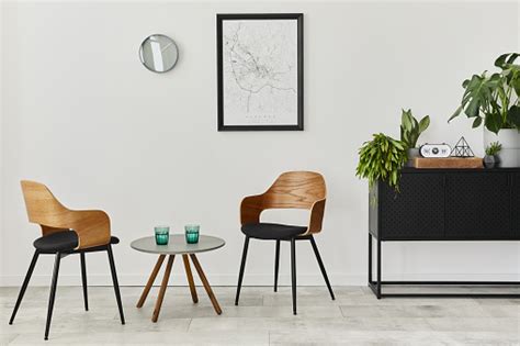 디자인 의자 커피 테이블 컴 모드 식물 모의 포스터지도 장식 및 개인 액세서리와 홈 인테리어의 현대적인 복고풍 개념 거실의 세련된 홈 장식 0명에 대한 스톡 사진 및 기타