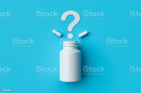 파란색 배경 상단 보기에 물음표가있는 플라스틱 의료 용기와 흰색 캡슐 알약 물음표에 대한 스톡 사진 및 기타 이미지 물음표 약품 병 건강 진단 Istock