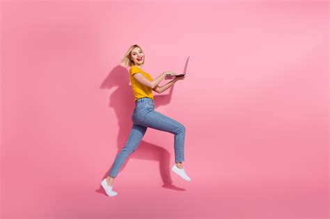 전체 길이 사진 반짝 반짝 귀여운 아가씨 옷을 입은 노란색 티셔츠 점프 높은 채팅 장치 빈 공간 고립 된 핑크 컬러 배경 25 29세에 대한 스톡 사진 및 기타 이미지