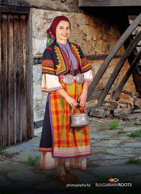 Българска носия от Гюмюрджина днес в Гърция Chic Outfits Spring Traditional Outfits