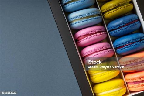 마카롱 종이 상자에 다채로운 마카롱 쿠키 맨 위 보기입니다 공간을 복사합니다 글루텐이 들어 있지 않은에 대한 스톡 사진 및 기타 이미지 글루텐이 들어 있지 않은 노랑