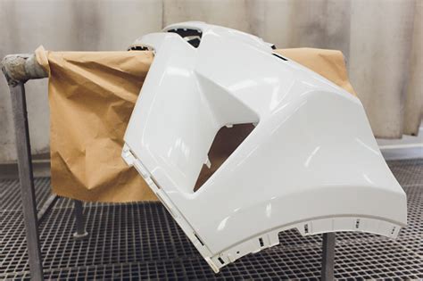 특수 챔버에 자동차를 그림에 대 한 워크샵에서 멀티 컬러 퍼 티의 도움으로 사고 후 흰색 자동차의 리어 범퍼의 수리 0명에 대한 스톡 사진 및 기타 이미지 Istock