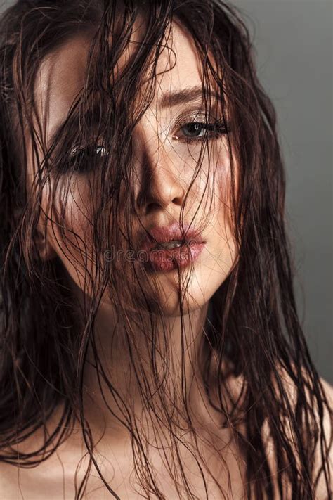 Mujer Joven Sensual Con Los Labios Regordetes Atractivos La Piel