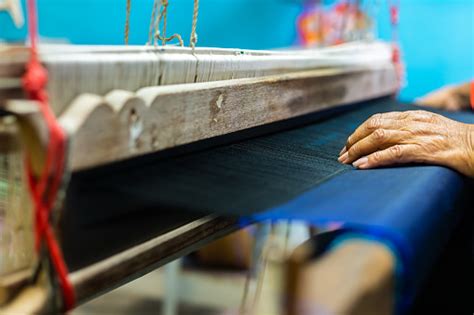 닫기 최대 손을의 여자 노동자 태국 전통 실크 길 쌈 기계에 수 제 실크 섬유 직조 기 길 쌈 Weft에 대한 스톡 사진 및 기타 이미지 Istock