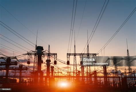 고전압 전원 라인 전기 분배 스테이션 고전압 전기 전송 타워 전력선 및 변압기와 배전 전기 변전소 관세에 대한 스톡 사진 및