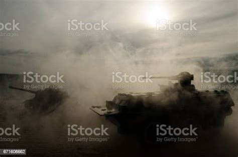 안개 속에서 사막에서 움직이는 전투 탱크 전쟁 장면 장식 군인 교통수단에 대한 스톡 사진 및 기타 이미지 교통수단 군사 기계류 Istock