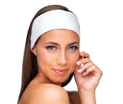 Ella Se Toma En Serio El Cuidado De La Piel Foto De Estudio De Una Hermosa Morena En Blanco