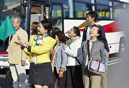 拿着旅游指南的乘客高清图片下载 正版图片502076382 摄图网