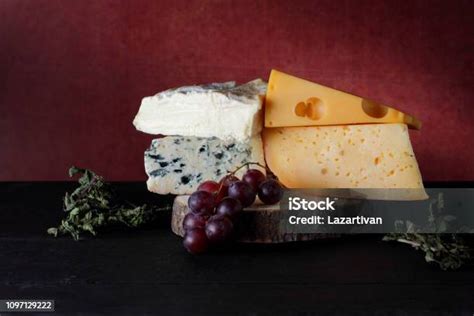 다른 종류의 치즈와 포도 나무 스탠드에 치즈와 어두운 배경에 포도의 낱 단 조각 카망베르 파란색과 하드 노란 치즈 0명에 대한 스톡 사진 및 기타 이미지 Istock