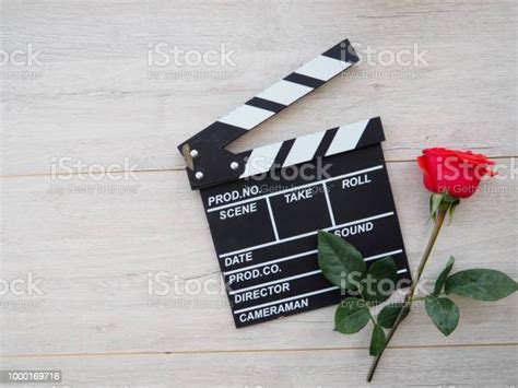 빈티지 클래식 Clapperboard 갈색 나무 테이블 Whis 빨간 장미 감독에 대한 스톡 사진 및 기타 이미지 감독 공란 꽃 식물 Istock