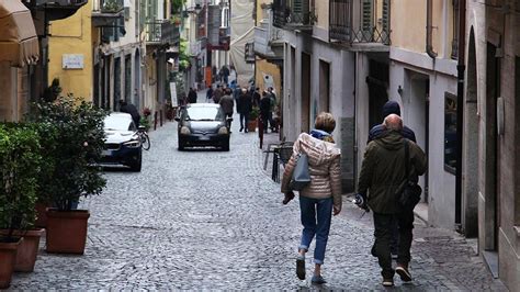 Ivrea Posteggi Selvaggi In Via Arduino 44 Negozi Scrivono Al Comune