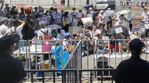 小草熱情高喊「相信清白、柯p加油」 北檢門口百餘名支持者聲援柯文哲