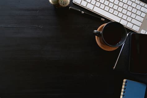 상위 뷰 사무실 액세서리와 복사 공간 어두운 나무 데스크톱 0명에 대한 스톡 사진 및 기타 이미지 0명 개념 개념과 주제 Istock