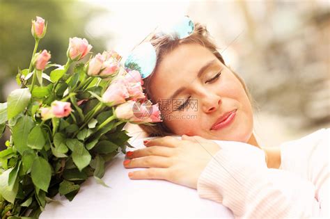 拿着鲜花的美女拥抱男人高清图片下载 正版图片502510237 摄图网
