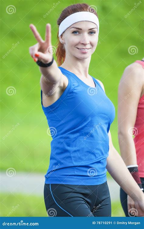 Retrato De La V Muestra De Showing Del Atleta De Sexo Femenino Durante Su Entrenamiento Que