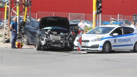 Катастрофа с две коли в София едната изхвърча и се заби в стълб Nova Bg