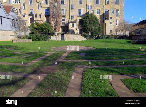 Beazer Garden Maze Labyrinth Bath Near Pulteney Bridge Bath