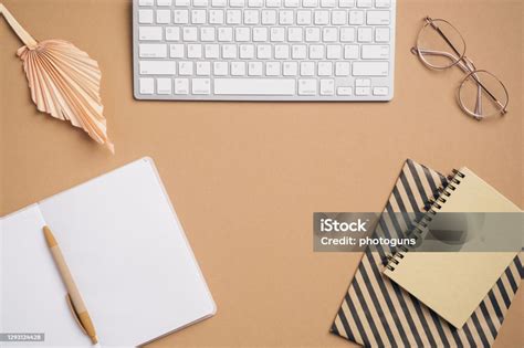 위에서 여성의 직장 평평한 평신도 컴퓨터 키보드 빈 종이 노트북 안경 갈색 배경에 메모장 프리랜서 작업 공간 홈 오피스 데스크 0명에 대한 스톡 사진 및 기타 이미지
