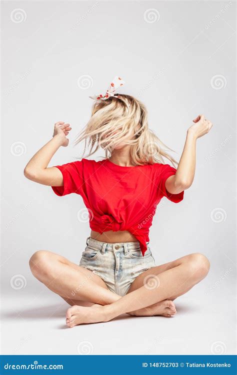 Junges Blondes M Dchen Mit Einem Band Auf Ihrem Kopf Der In Den Kurzen Denimkurzen Hosen Und In