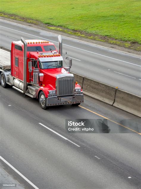 분할 된 고속도로 도로에 플랫 침대 세미 트레일러와 함께 실행 크롬 액세서리와 밝은 빨간색 클래식 큰 장비 세미 트럭 미국에 대한 스톡 사진 및 기타 이미지 Istock