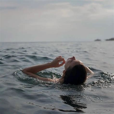 Девушка в море Фотографии Пляжные фотографии