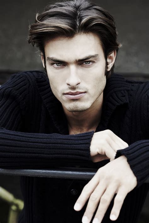 Красивый парень с черными волосами фото и картинки Abrakadabra Fun