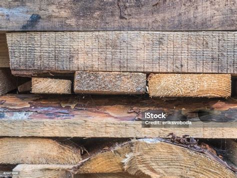 보드는 서로 위에 쌓아 소나무의 보드입니다 보드를 트리밍 거짓말 소나무의 스택 자료 창 고 건물에 보드 장작 집 난방 및 점화 난로 위한 나무 가문비나무에 대한 스톡 사진