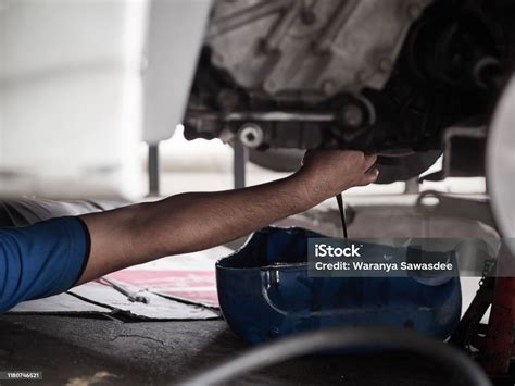 전문 자동차 정비사 차고에서 자동차 에서 모터 오일을 변경합니다 정비사 오일 변경 서비스 가솔린에 대한 스톡 사진 및 기타 이미지 Istock