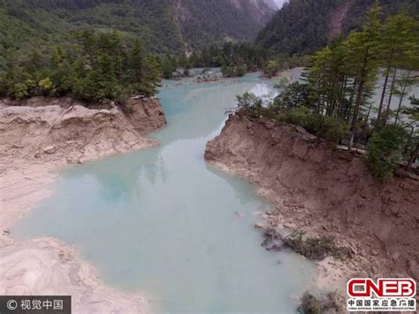 航拍震後四川九寨溝景區 部分海子兩岸有塌方 每日頭條