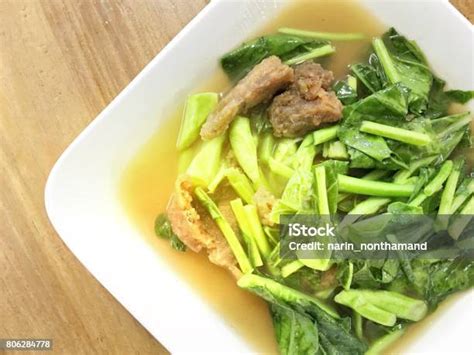 테이블에 흰 접시에 싱 싱 돼지고기와 양배추 야채 볶음 태국 길거리 음식입니다 갑각류에 대한 스톡 사진 및 기타 이미지 갑각류 건강관리와 의술 건강한 생활방식
