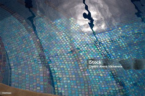 수영장의 투명한 맑은 물 파란색 모자이크 타일 물 질감 블루 워터 풀 바닥 배경입니다 물에 대한 스톡 사진 및 기타 이미지 Istock