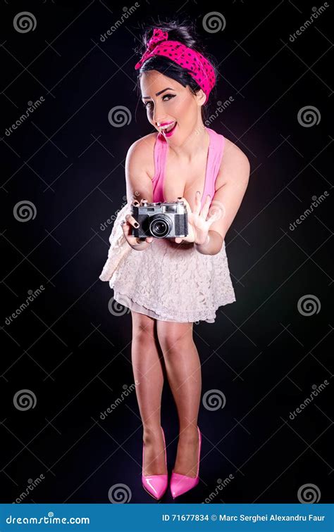 Pin Up Girl Mit Alter Kamera Stockfoto Bild Von Apparat