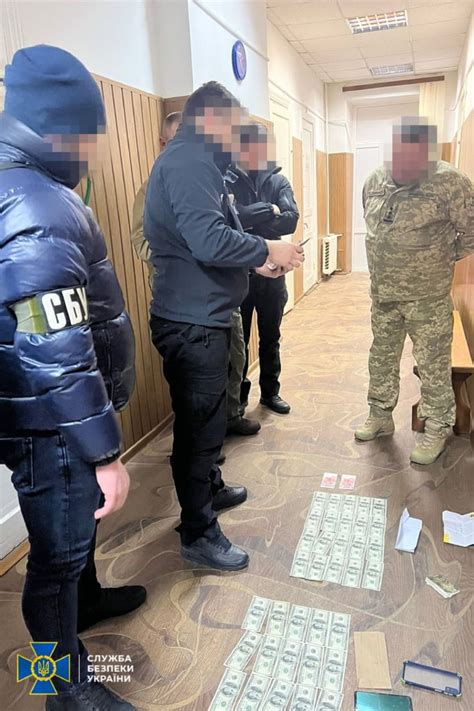 Керівництво комісії Медичних сил ЗСУ викрили на хабарі вдома у