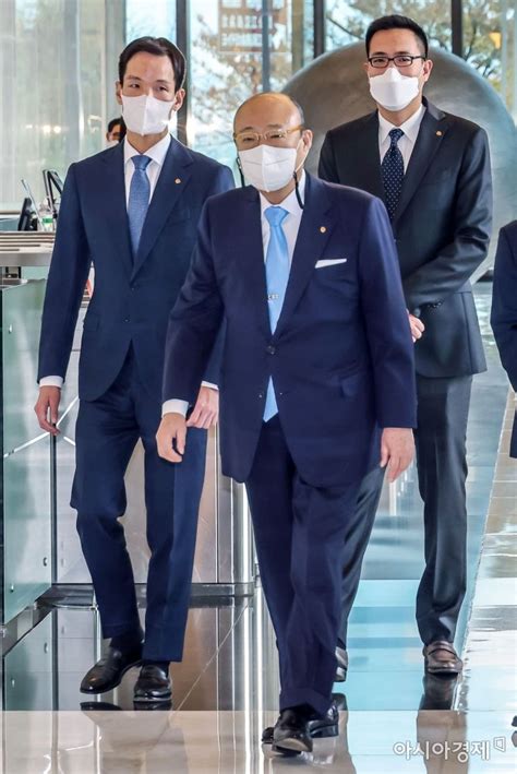 포토 두 아들과 행사장 향하는 김승연 회장 아시아경제