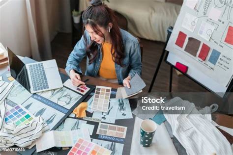 ิี스마트폰 아시아 성인 여성 패션 디자이너 천 재단사에 대한 새로운 작업 컨설팅 그녀의 디자인 스튜디오 홈 스튜디오에서 그녀의