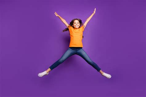 라일락 보라색 보라색 파스텔 컬러 배경에 고립 된 즐거운 봄 시간을 가지고 점프 하는 멋진 사랑 스러운 귀여운 쾌활 한 쾌활 한 물결 모양의 소녀의 전체 길이 바디 사이즈