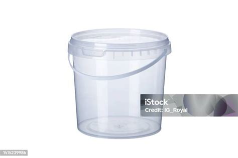 투명한 뚜껑을 가진 투명한 플라스틱 양동이 2200 Ml 백색 배경에 플라스틱 용기 백색에 고립된 음식 플라스틱 상자 식료품