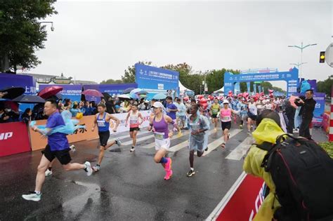 12个国家、3619名跑者“跨越毗邻路” 2024沪浙乡村半程马拉松赛举行 12个国家、3619名跑者“跨越毗邻路” 2024沪浙乡村半程马拉松赛举行