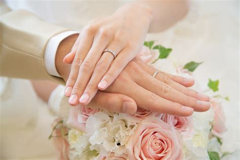 働く独身女性「結婚願望あり」7割、最も高い年代は？ オトナンサー