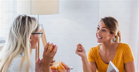 의사 영양사 영양사 및 여성 환자가 사무실에서 상담합니다 환자에게 상담을 하는 여성 영양사 다이어트 계획 세우기 사진 Unsplash의 세르비아 이미지