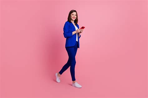 화려한 아가씨 단계 산책 빈 공간 사용 품질 현대 장치 가제트 절연 핑크 색상 배경의 전체 길이 프로필 측면 사진 20 24세에 대한 스톡 사진 및 기타 이미지 Istock