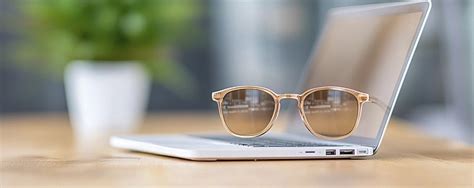 분홍색 선글라스 한 켤레가 노트북 컴퓨터 위에 놓여 있다 랩탑 컴퓨터 사업 배경 일러스트 및 사진 무료 다운로드 Pngtree