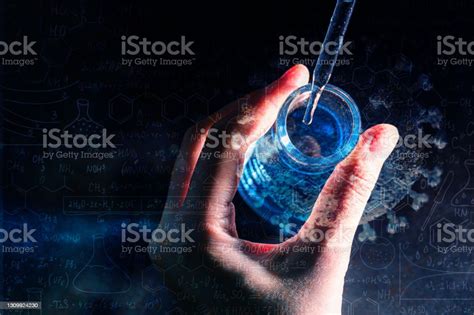 화학 실험실 배경 과학 실험실 연구 및 개발 개념에서 실험실 유리 제품 및 테스트 튜브로 플라스크를 들고 있는 과학자의 손 과학자에 대한 스톡 사진 및 기타 이미지 Istock