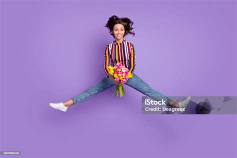 전체 길이의 신체 크기 사진 여자의 점프 올라 꽃다발을 유지 고립 된 밝은 보라색 색상 배경 보라색 배경에 대한 스톡 사진 및 기타 이미지 Istock