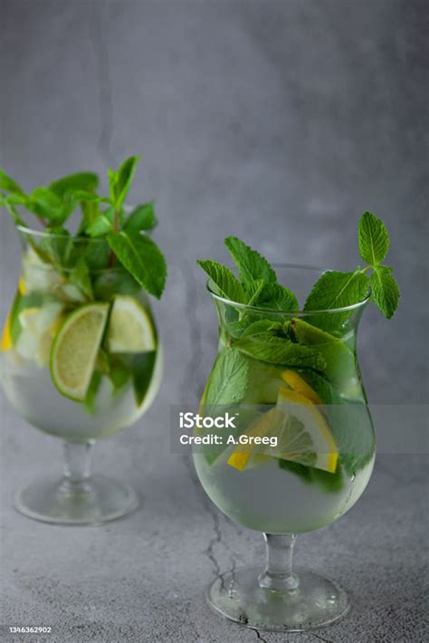 여름 민트 라임 상쾌한 칵테일 모히토럼과 얼음을 회색 배경에 유리로 돌 테이블에 모히토 칵테일 유리 높은 유리 음료 레모네이드 앳 더 바 0명에 대한 스톡 사진 및 기타
